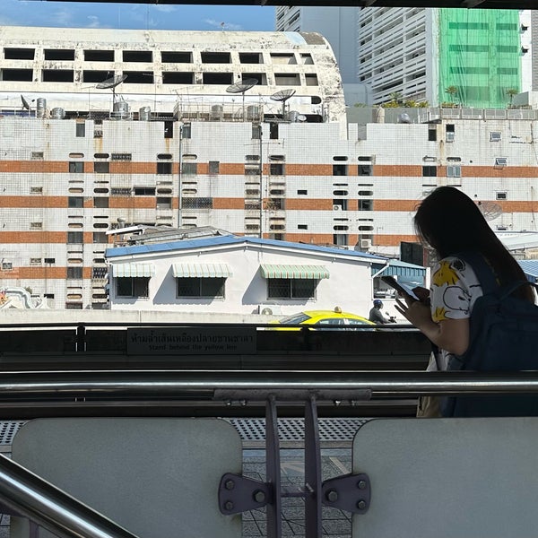 BTS สะพานตากสิน (Saphan Taksin) S6 - Sathon Tai Rd