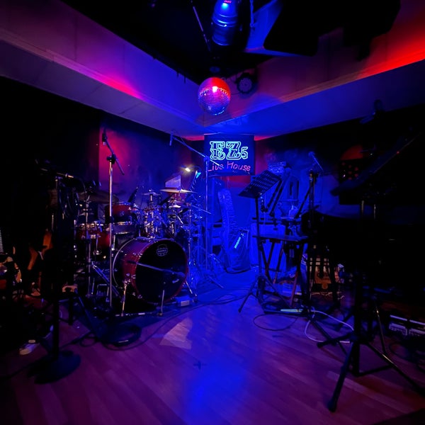 EZ5 Live House - 安和路二段211號