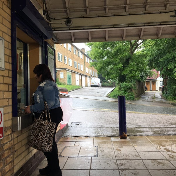 New Barnet Railway Station (NBA) - New Barnet - Station Approach