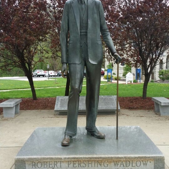 Robert Pershing Wadlow Statue