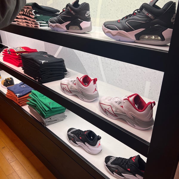 House of Hoops by Foot Locker - Shoe Store
