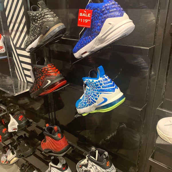 House of Hoops by Foot Locker - Shoe Store