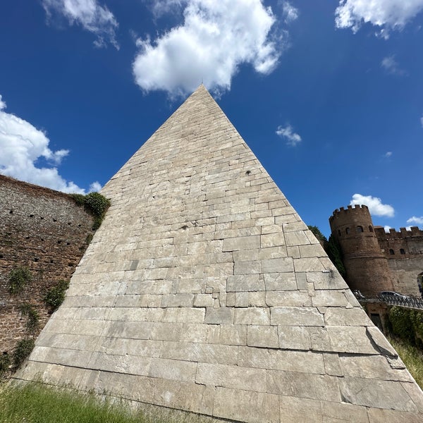 Piramide Cestia - Monument / Landmark in Testaccio