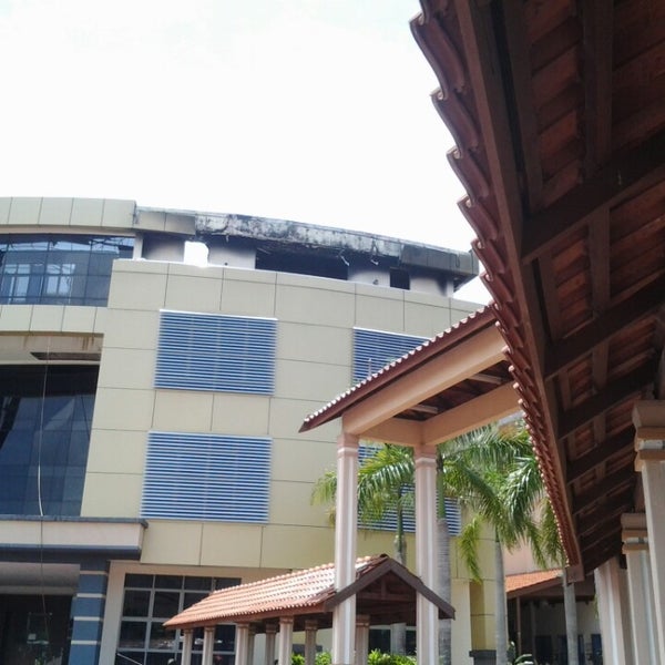 Cooling Tower, Bangunan Canselori, UMT - College Administrative Building