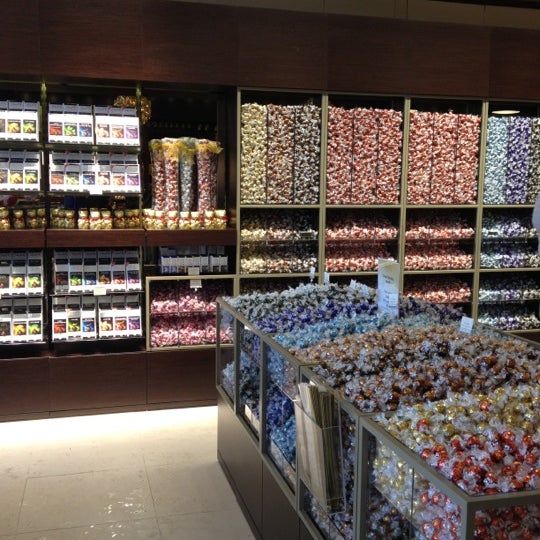 Lindt Outlet - South Edmonton Common - 2011-99th Street NW