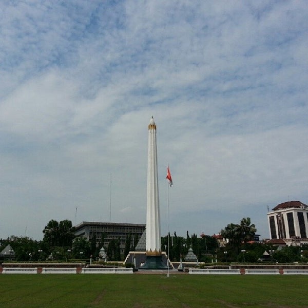 Tugu pahlawan (heroes monument) - Cemetery
