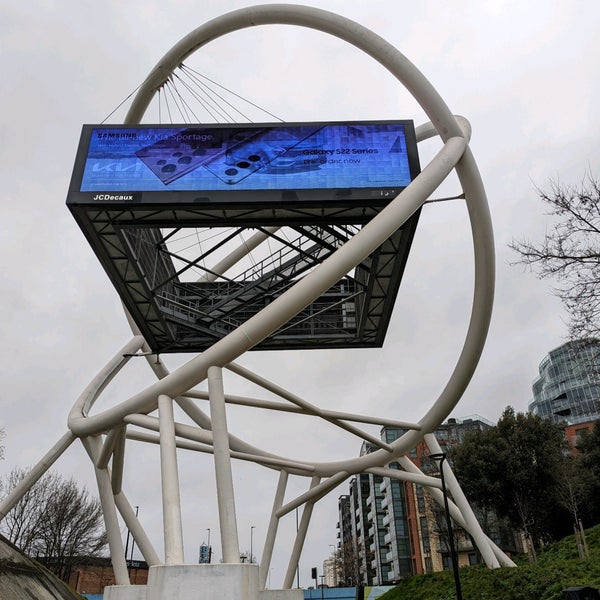 Wandsworth Bridge Roundabout - Pedestrian Plaza