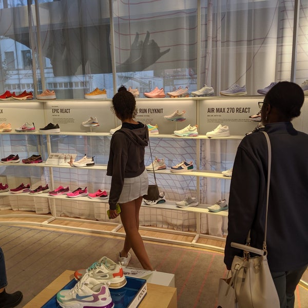 Bat Rafflesia Arnoldi Unravel nike pasadena running store Eloquent ...