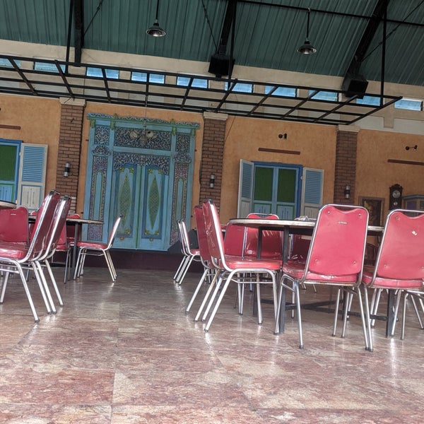 Banyumili Resto & Swimming Pool - Seafood Restaurant