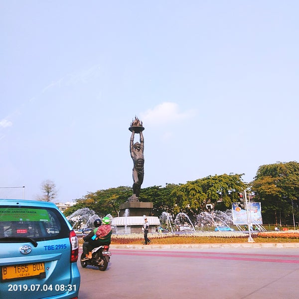 Photos at Patung Pemuda Membangun - Bundaran Senayan - Monument in ...