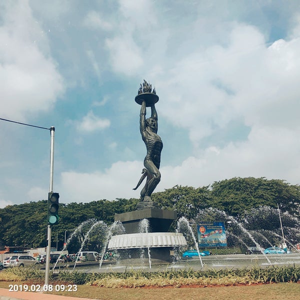 Photos at Patung Pemuda Membangun - Bundaran Senayan - Monument in ...