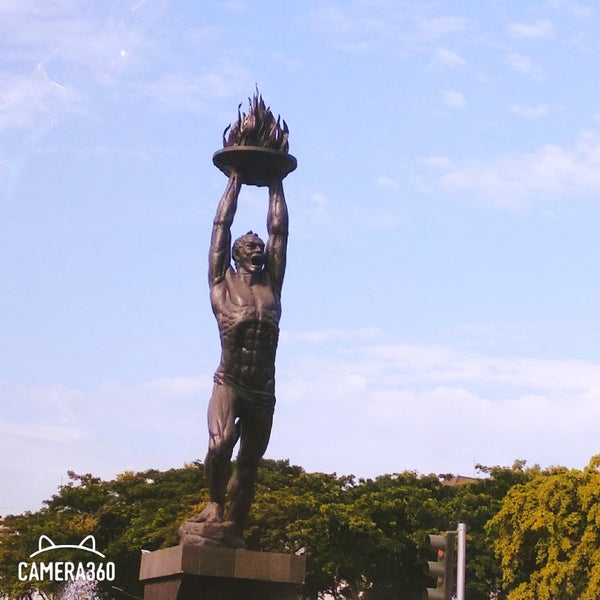 Photos at Patung Pemuda Membangun - Bundaran Senayan - Monument in ...