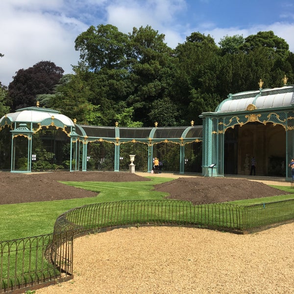 Waddesdon Manor Aviary - Zoo
