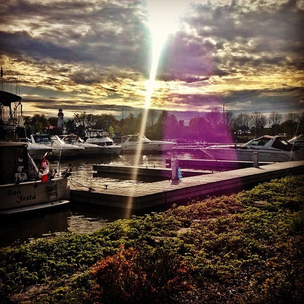Port Credit Harbour Marina - Harbor / Marina in Mississauga
