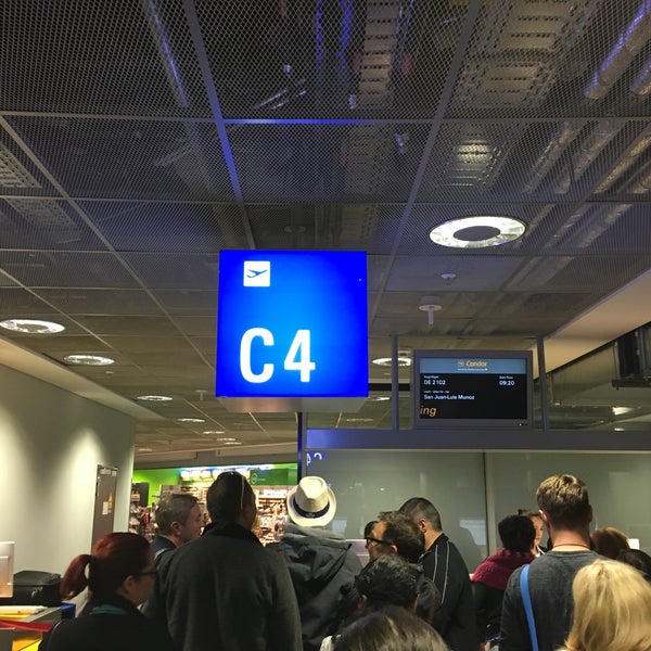 Gate C4 - Airport Gate in Flughafen