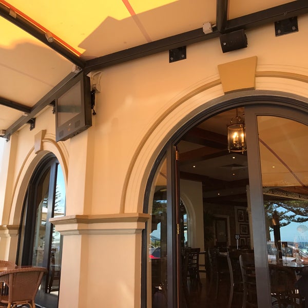 Largs Pier Hotel - Pub in Largs Bay