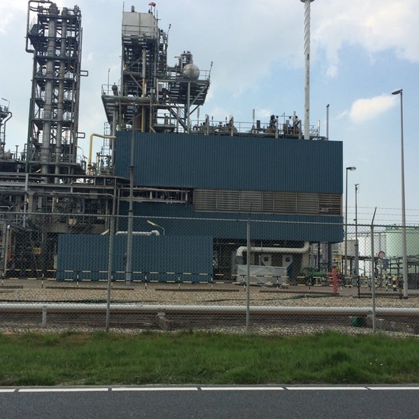 Photos at Shell Nederland Raffinaderij - Factory in Vondelingenplaat