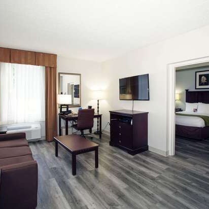 Comfort Inn & Suites - Hotel in Paramus