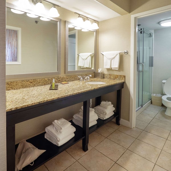 DoubleTree by Hilton - Hotel in Amherst