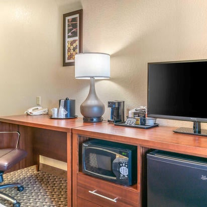 Comfort Inn & Suites - Motel