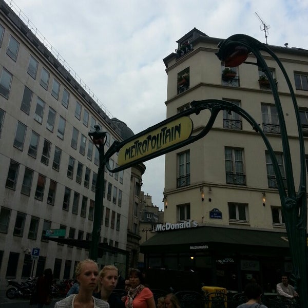 Métro Cadet [7] - Faubourg-Montmartre'de Metro İstasyonu