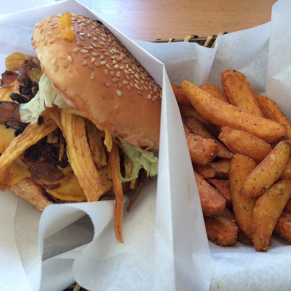 Cheers Burger & Noodle House (Now Closed) - Burger Joint in Şişli