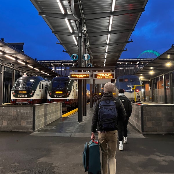 Amtrak Cascades 507 - Train in Pioneer Square