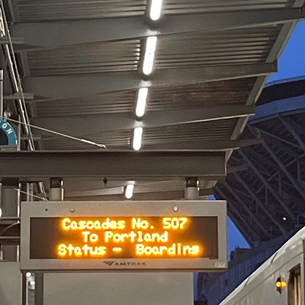 Amtrak Cascades 507 - Train in Pioneer Square