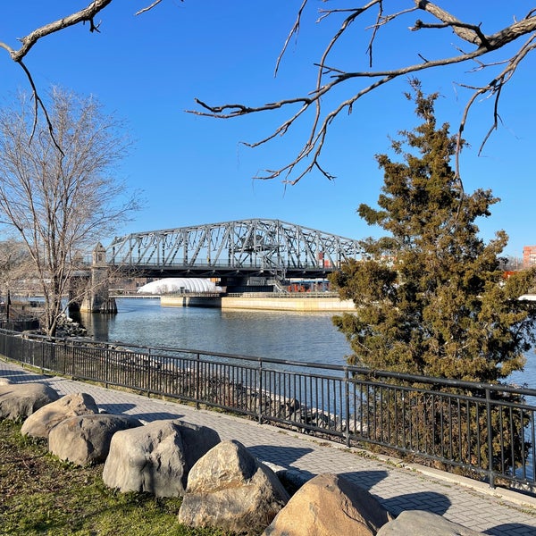 Harlem River Park - Scenic Lookout in East Harlem