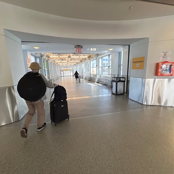 JFK AirTrain - Terminal 7 - Airport Tram Station in Jamaica