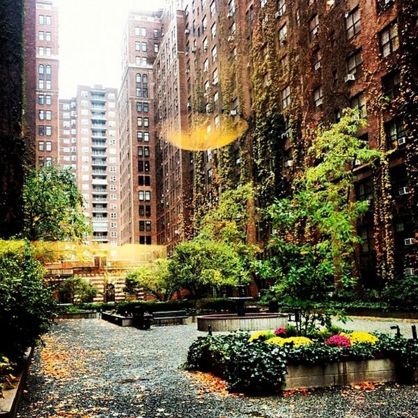 London Terrace Gardens Courtyard - Plaza in Chelsea
