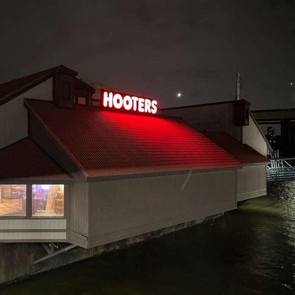 Hooters - American Restaurant