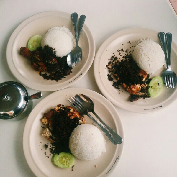 Nasi lemak ayam godam - 8 tips from 133 visitors