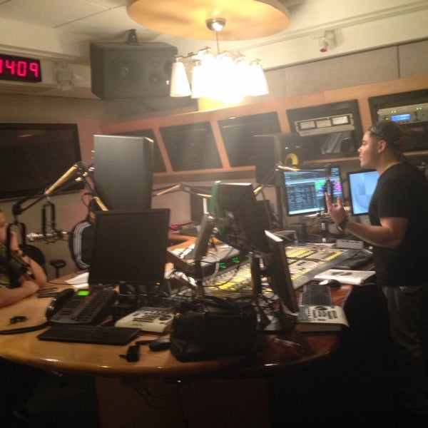 Univision Radio - X96.3FM - Midtown East - 0 tips