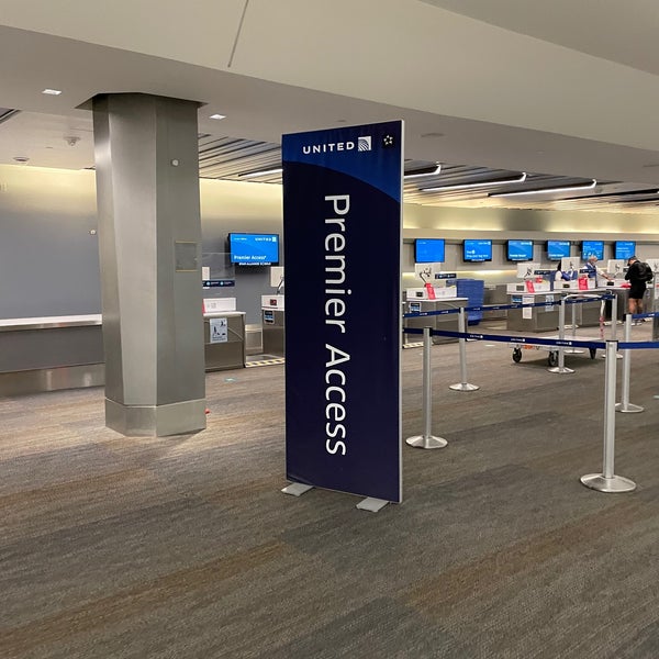 United Airlines Premier Access Counter - 4 tips