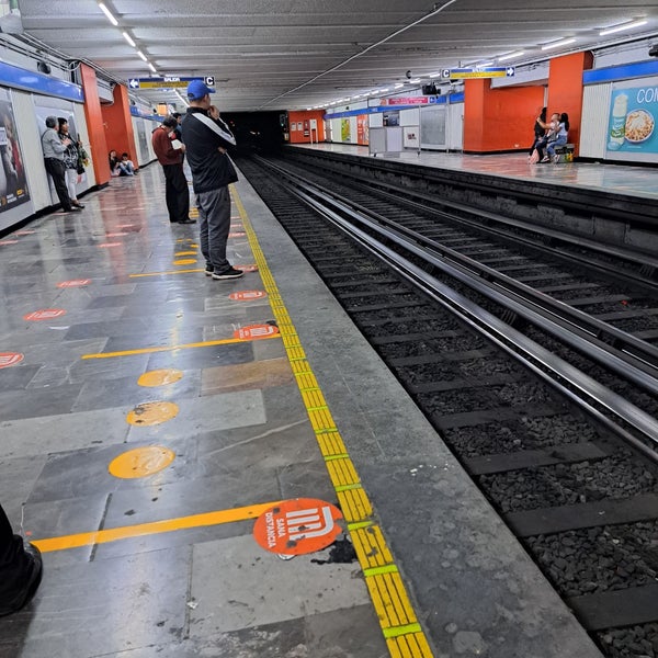 Metro Hidalgo (Líneas 2 y 3) - Av. Paseo de la Reforma