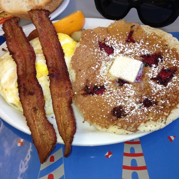 The Lighthouse Café - 1311 Bridgeway
