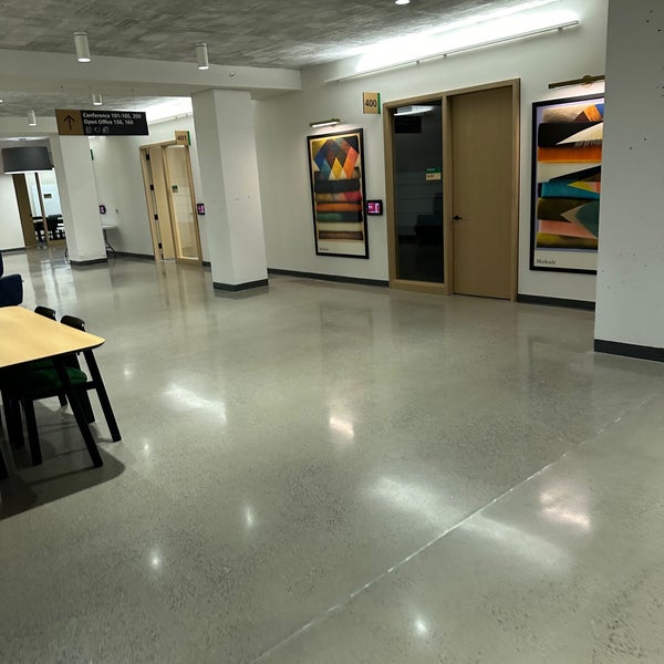 Amazon - JFK27 - Hank - Office in New York