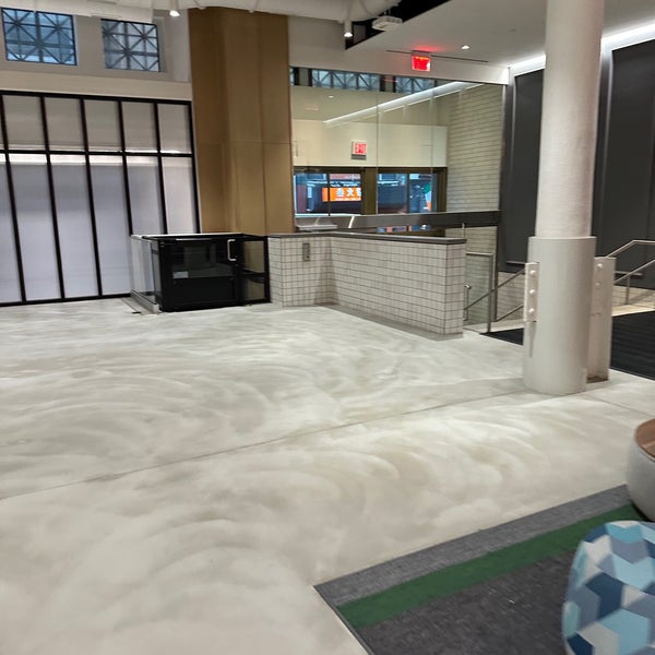 Amazon - JFK27 - Hank - Office in New York