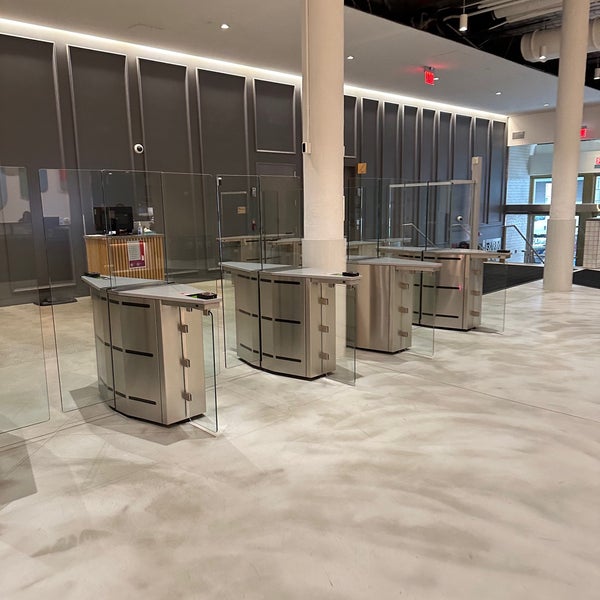 Amazon - JFK27 - Hank - Office in New York