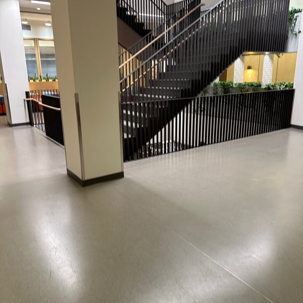 Amazon - JFK27 - Hank - Office in New York