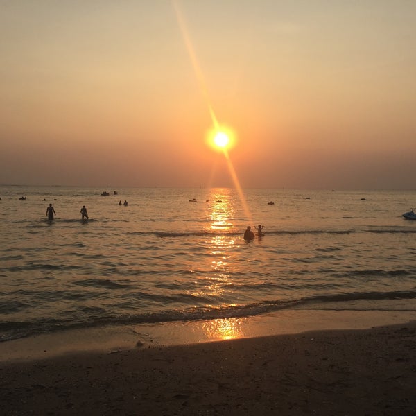 หาดบางแสน (Bang Saen Beach) - Beach
