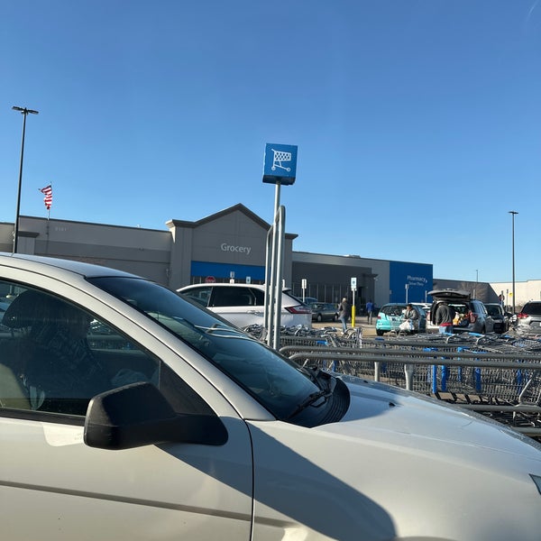 Walmart Supercenter - Hipermarket di Shakopee
