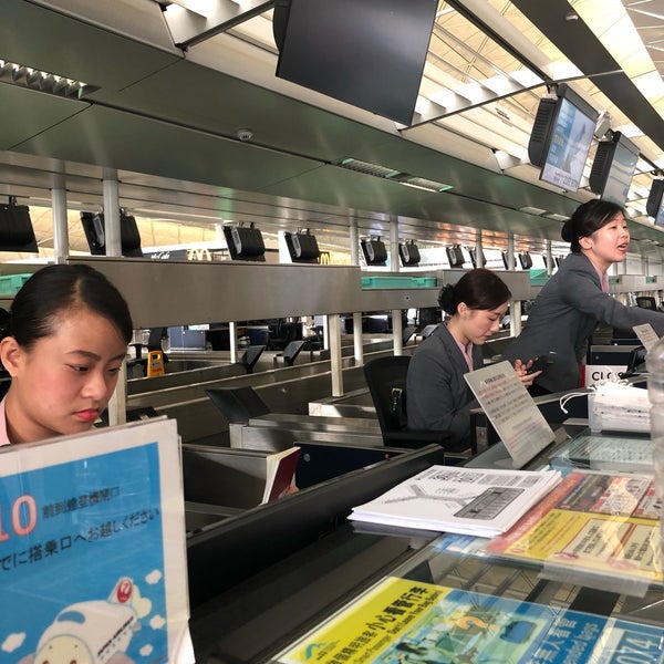 Japan Airlines Check-in Counter - Airport Ticket Counter in 赤腊角机场