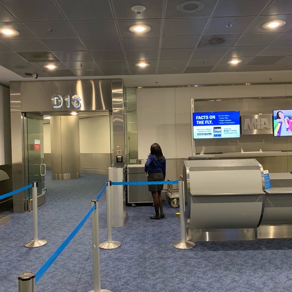 Gate D16 - Airport Gate in Miami