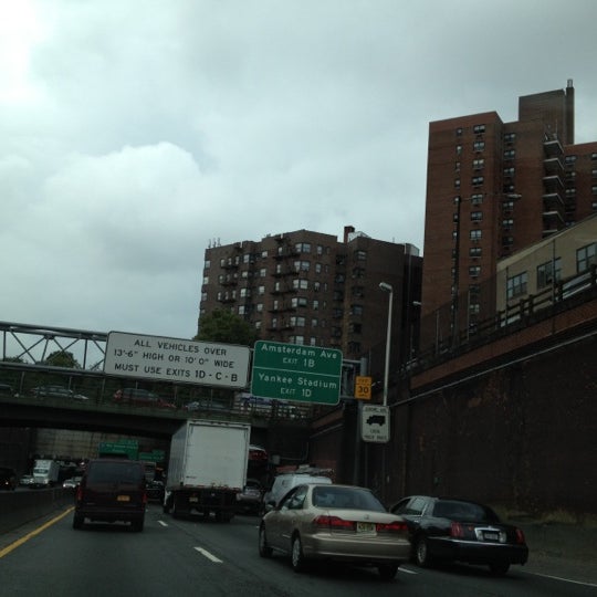 New York Public Library - Grand Concourse Library - Library in Mount Eden