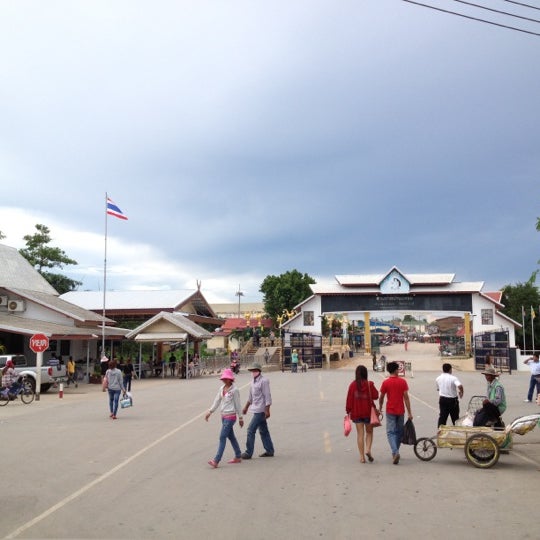 จุดผ่านแดนถาวร บ้านแหลม (Ban Laem Immigration Checkpoint)
