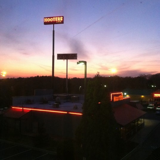 Hooters - American Restaurant in Anderson