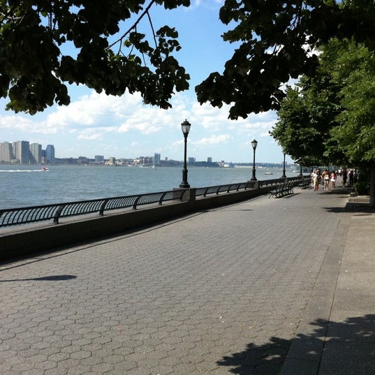 Hudson River Promenade - Battery Park City - Hudson River Greenway