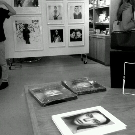 Clic Gallery + Bookstore - Art Gallery in New York